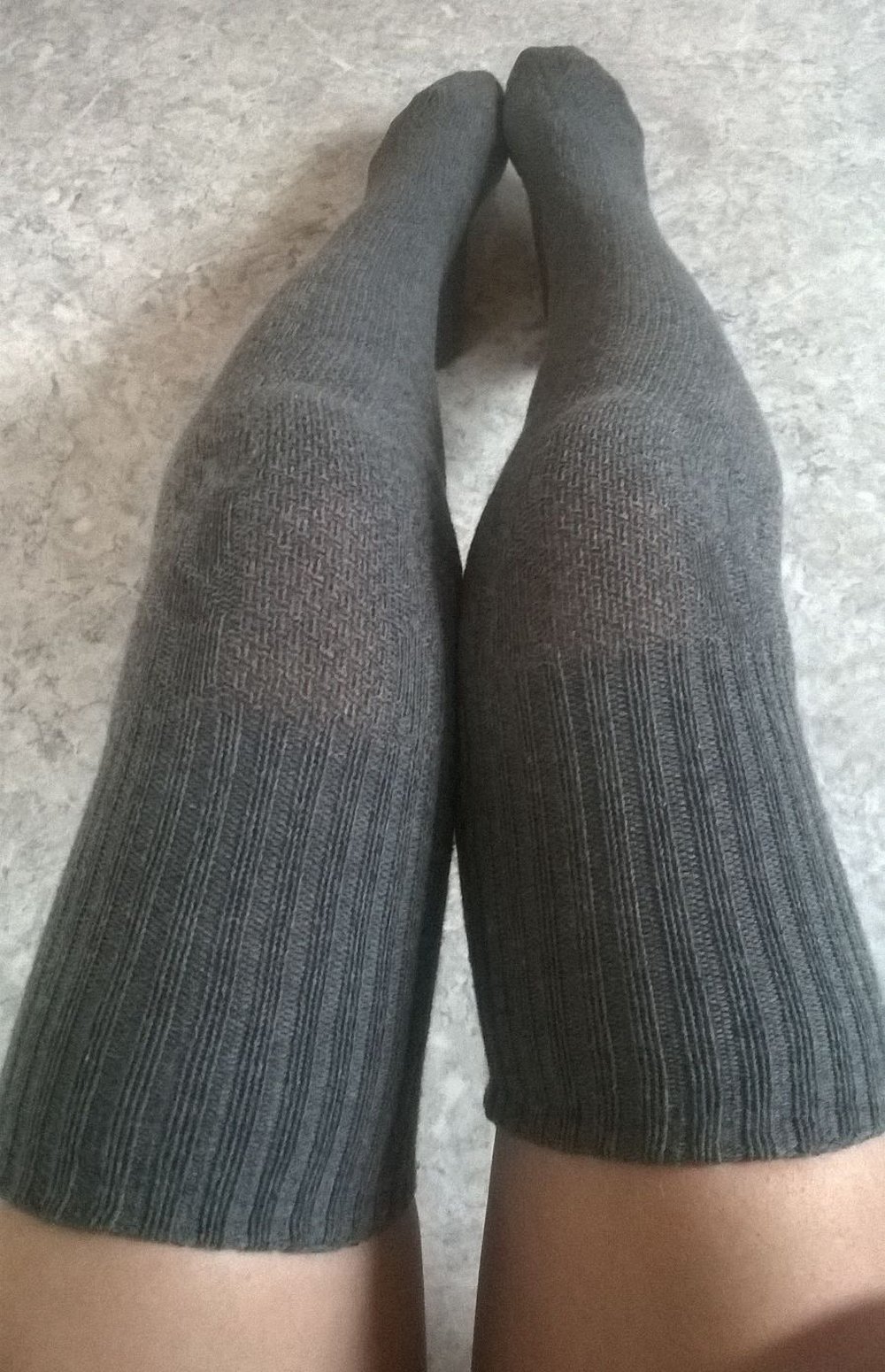 - Graue Overknee-Strümpfe :: Kleiderkorb.de