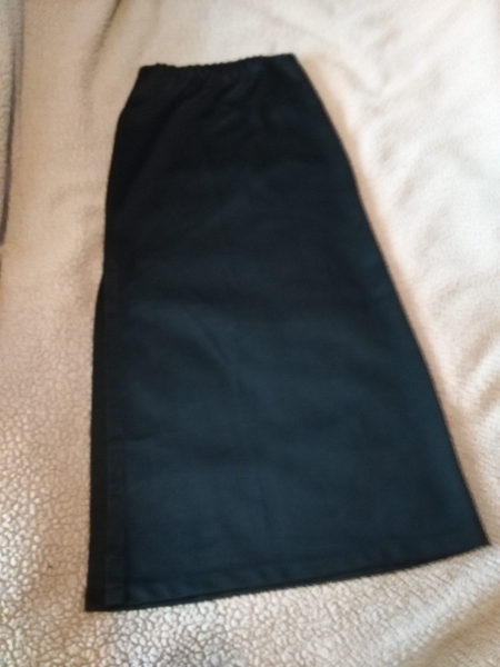 - Langer enger Rock mit Schlitz :: Kleiderkorb.de