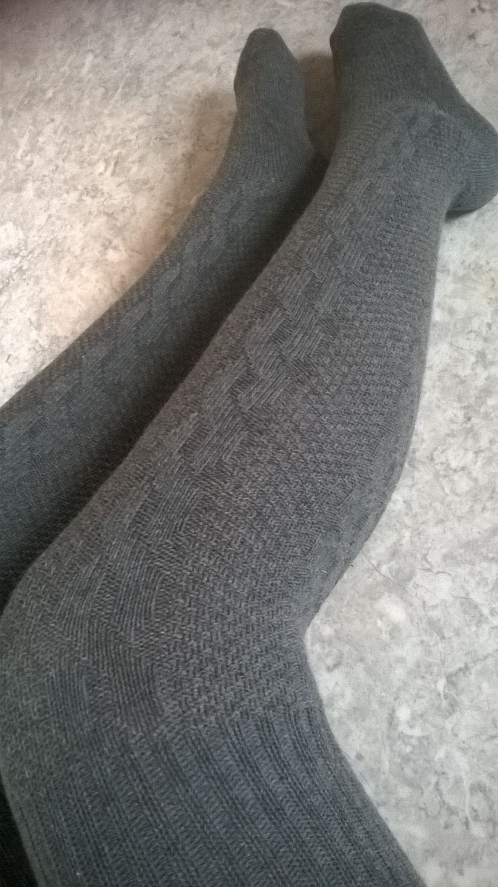 - Graue Overknee-Strümpfe :: Kleiderkorb.de