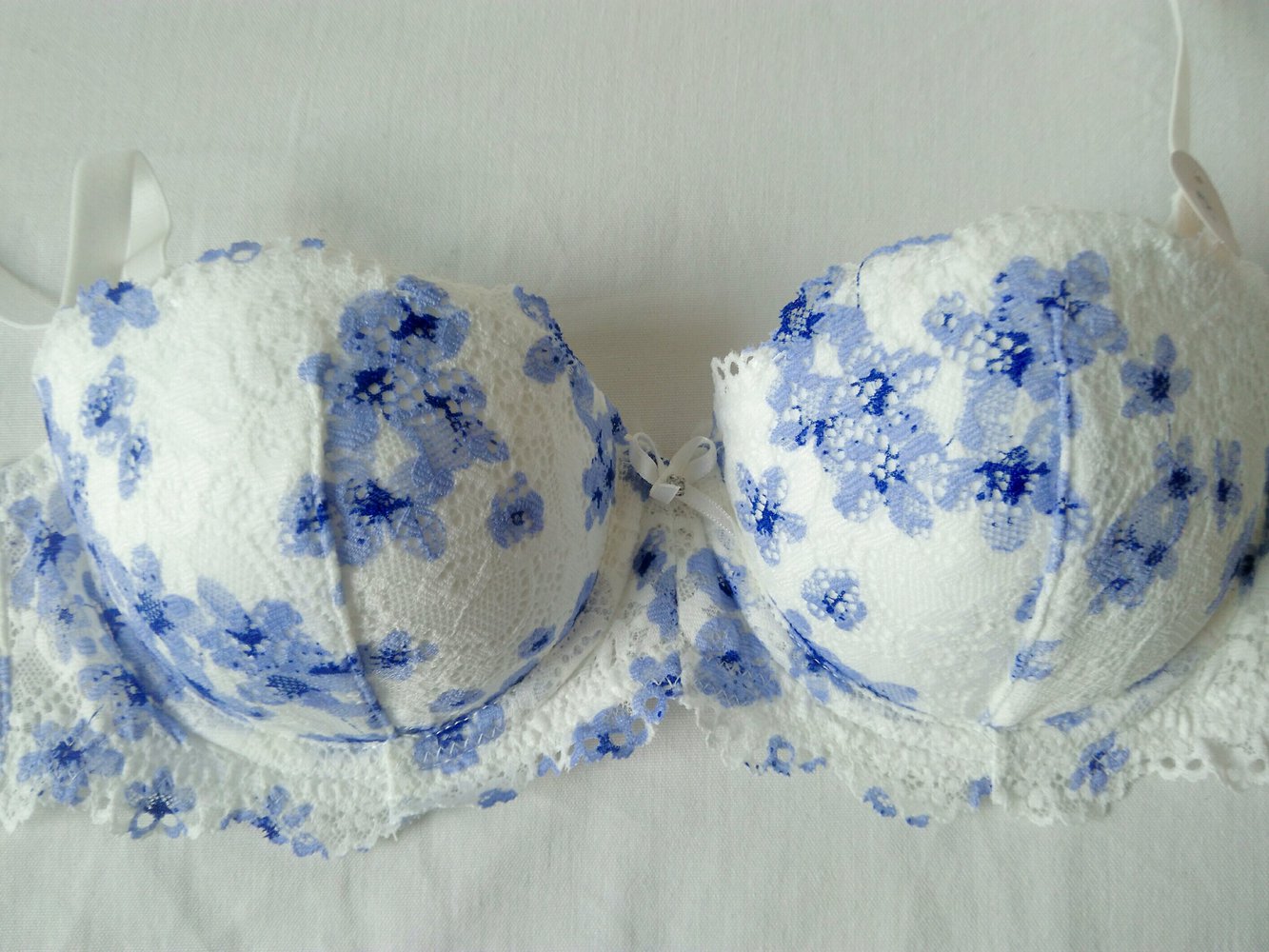 Neu BH 70B H&M mit Etikett Blumen Floral gemustert weiß lila blau ...