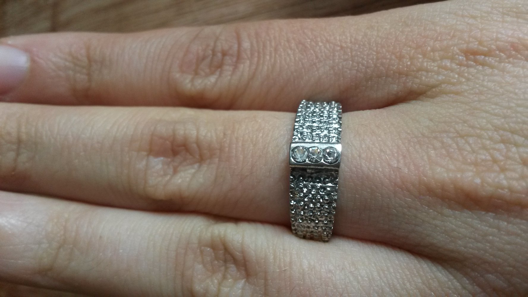 Größenverstellbarer Ring, silber mit Strasssteinchen von LBVYR ...