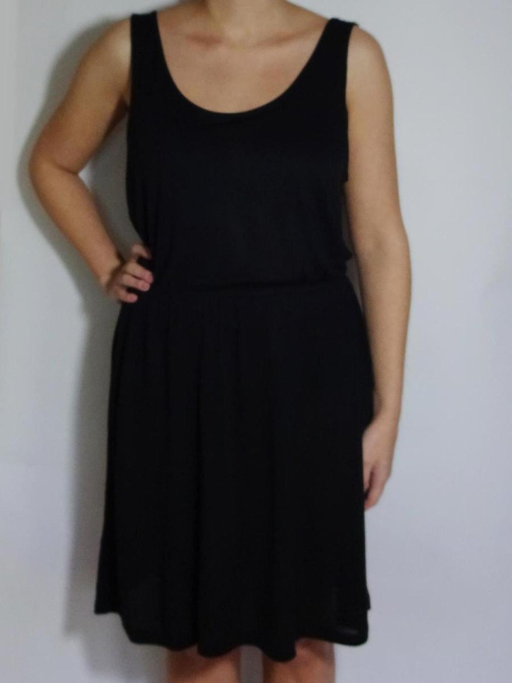 H&M - Schwarzes Basic Kleid mit tiefem Ausschnitt und Rückenausschnitt ...