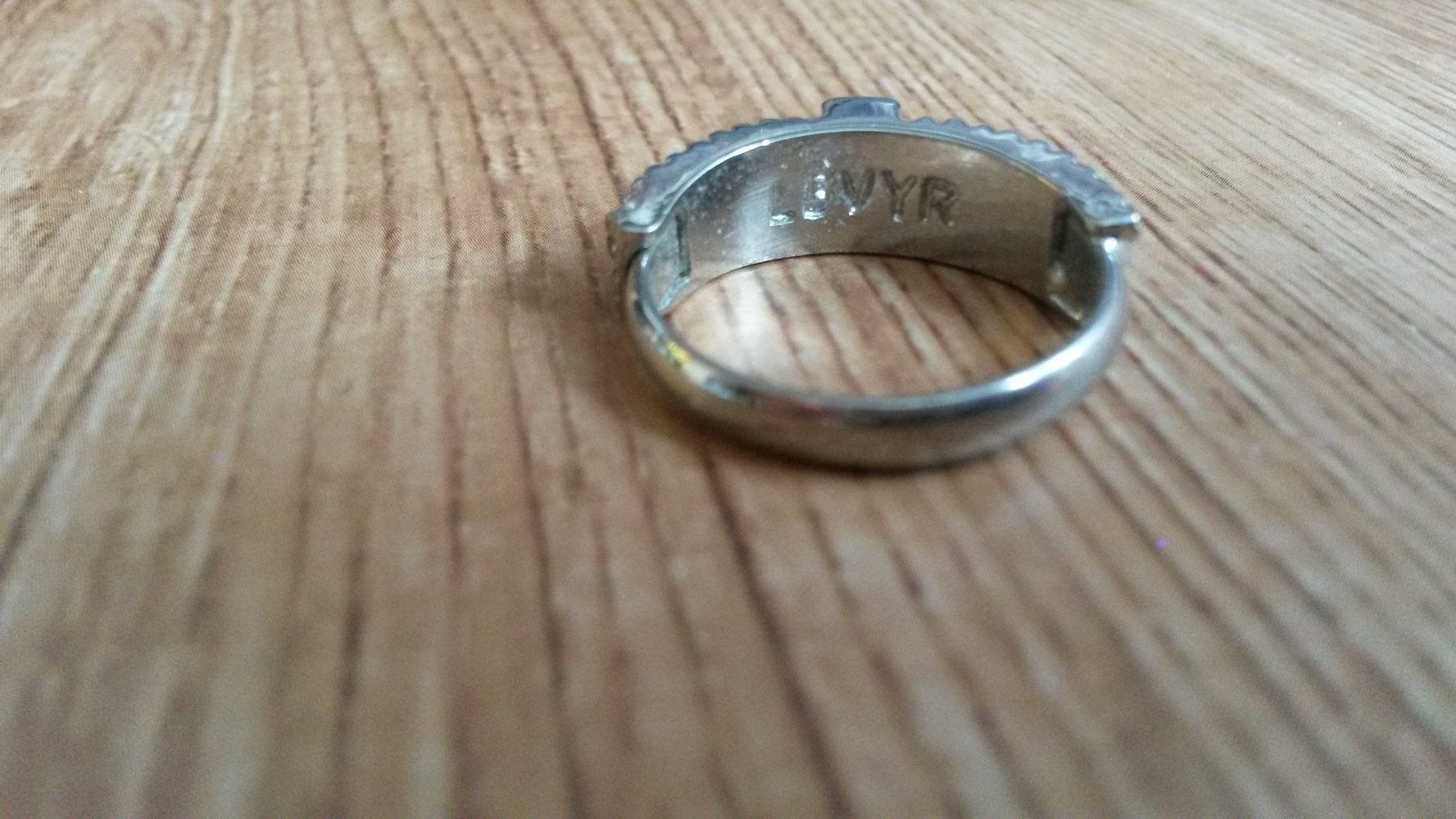 Größenverstellbarer Ring, silber mit Strasssteinchen von LBVYR ...
